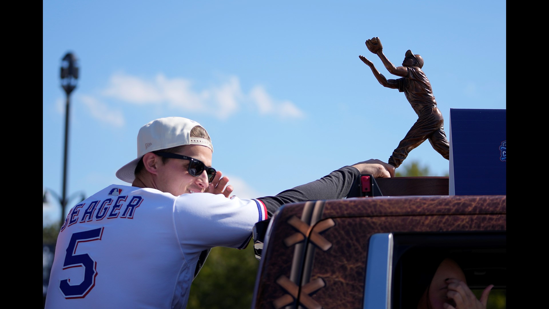 Rangers fans even accept Cardinals fan at World Series parade | wfaa.com