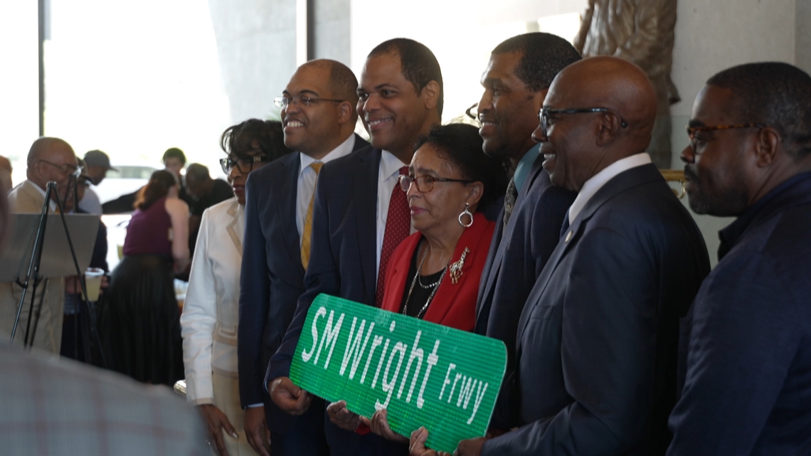 Dallas City Council renames S.M. Wright Freeway after an error | wfaa.com
