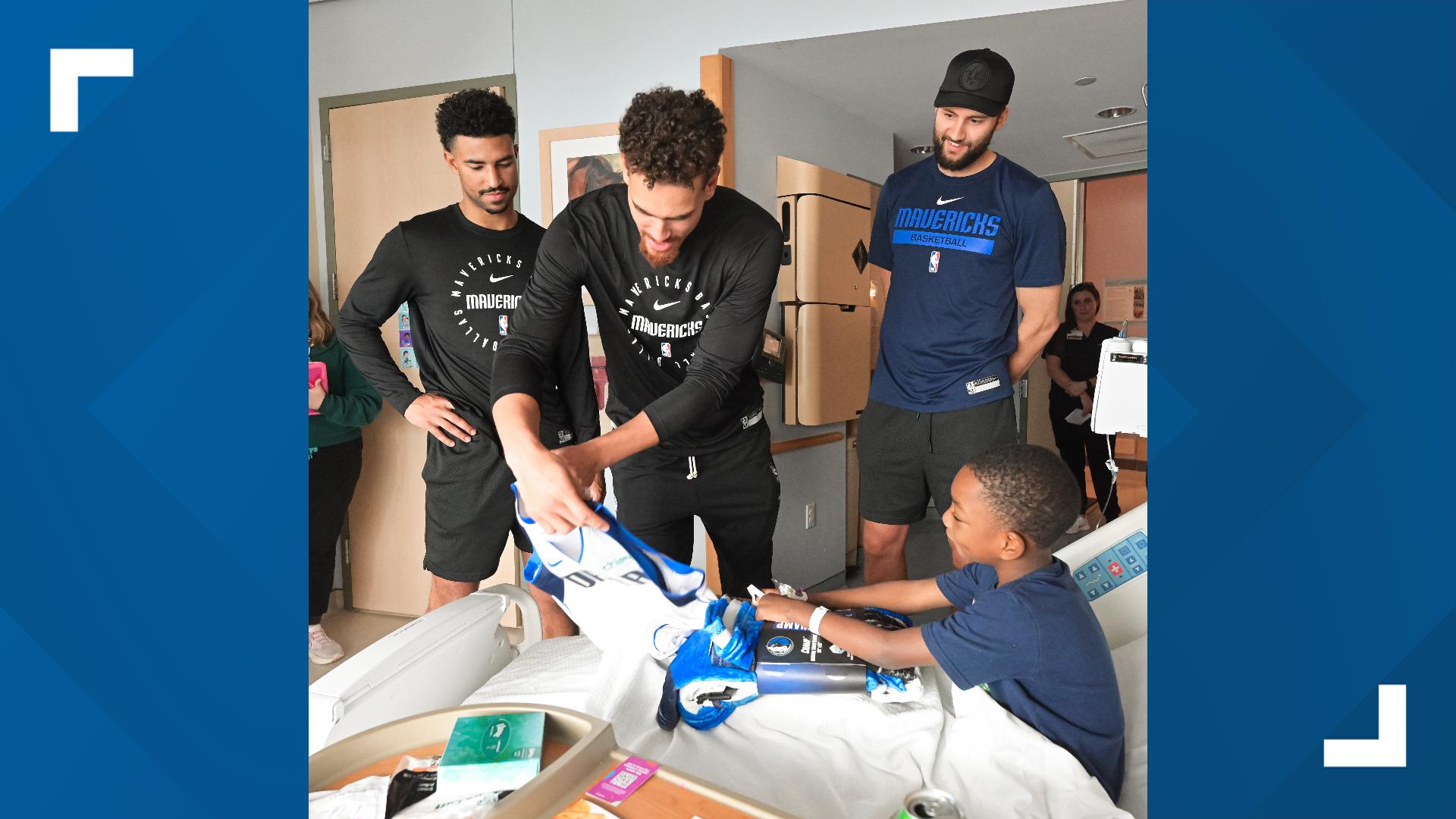 Dallas Mavs players visit patients in hospital ahead of Halloween ...