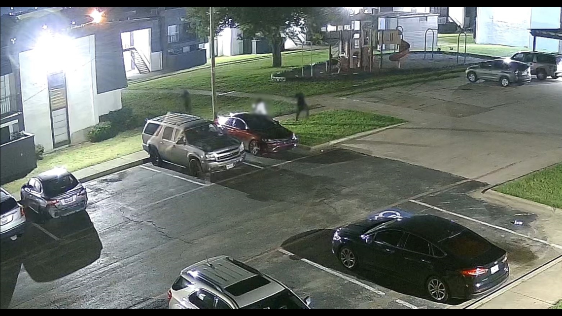Surveillance video shows suspects ambush man at Dallas apartment | wfaa.com