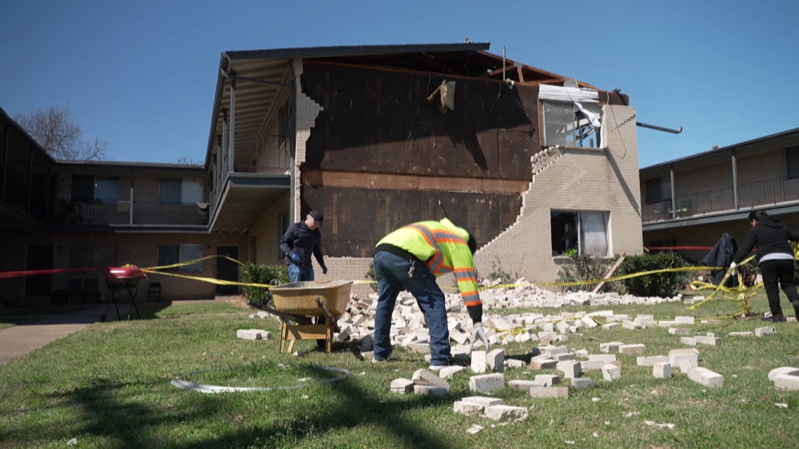 Irving residents rally after EF1 tornado hits community | wfaa.com