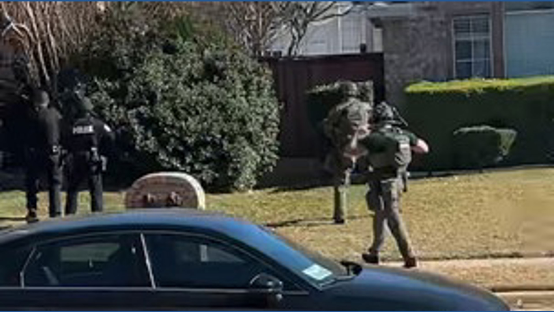 Stolen vehicle suspect arrested after barricading inside Texas home ...
