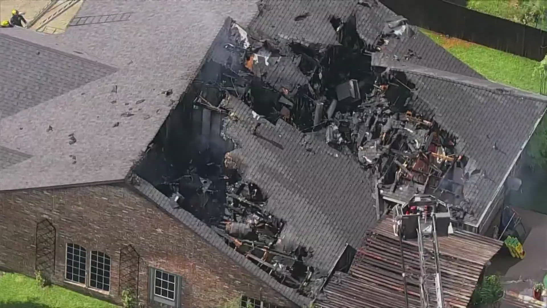 Grand Prairie home roof damaged in possible lightning fire | wfaa.com