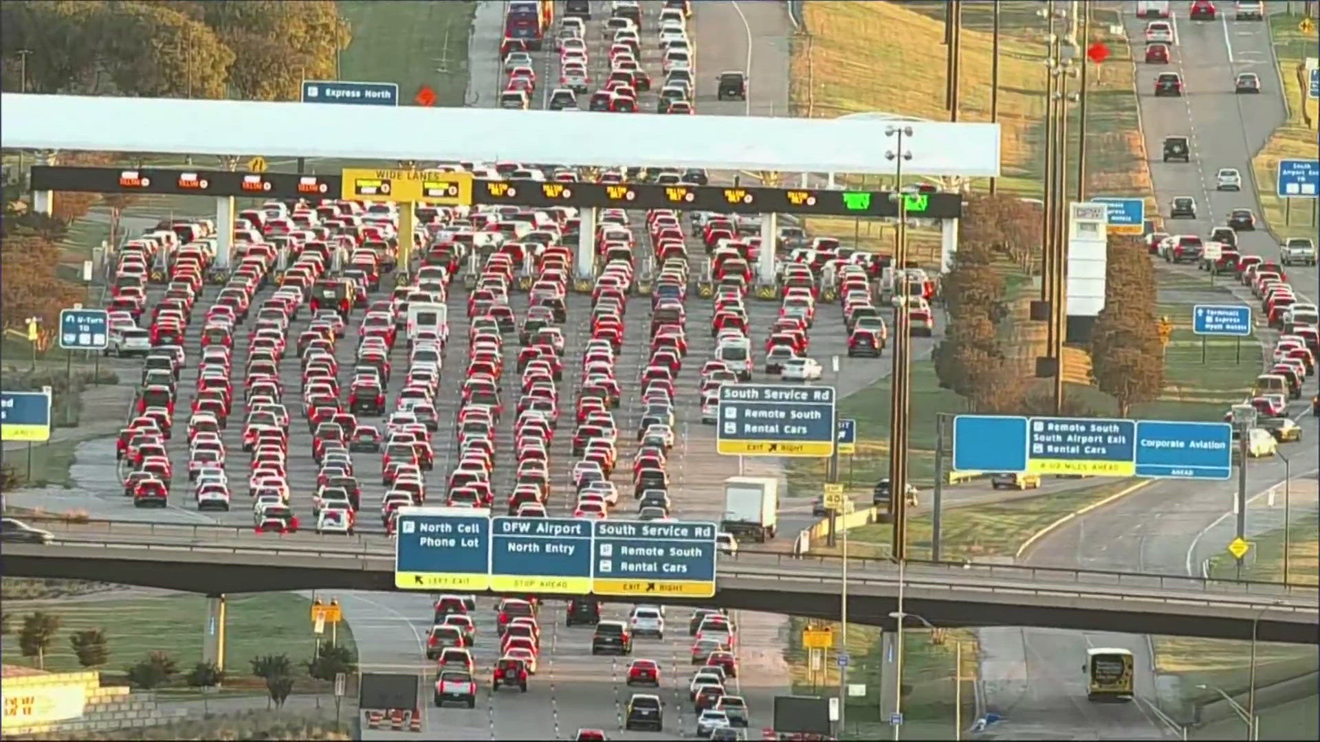 Holiday travelers causing traffic backup at DFW Airport | wfaa.com