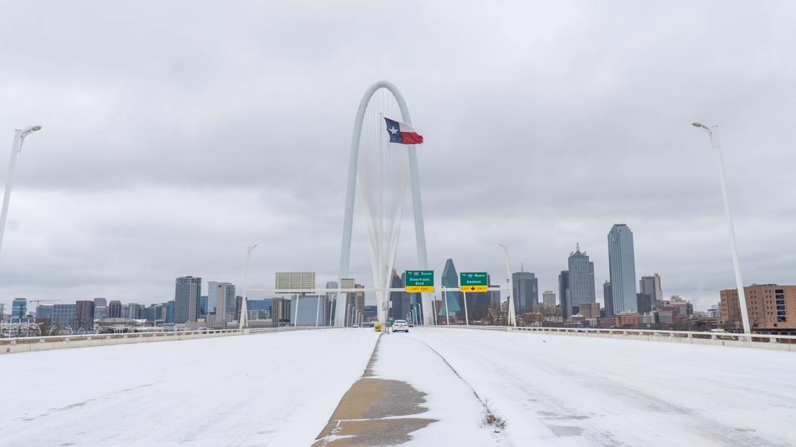 Photos and video from a brief, chunky snowfall in Downtown Dallas ...