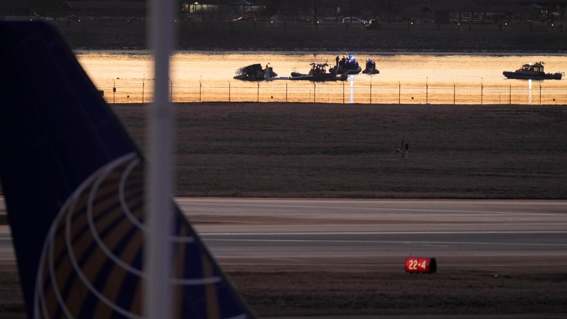 DC plane crash: military helicopter collides with American Airlines ...