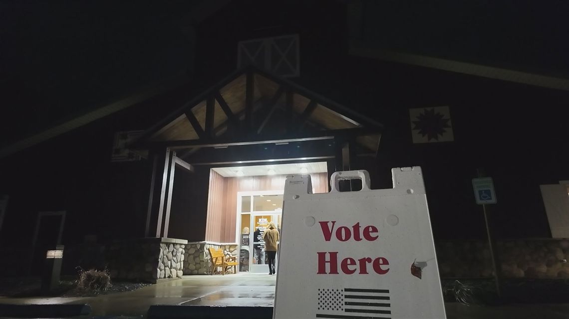 Humidity messes with Sand Lake polling location | wfaa.com